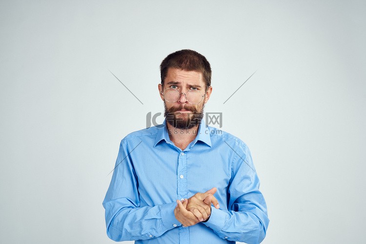 留着胡子的男经理工作情绪摆出浅色背景高清摄影大图-千库网