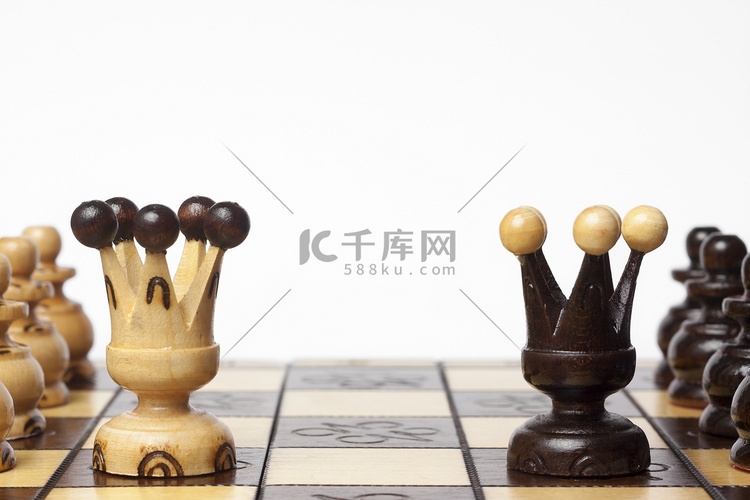 国际象棋两排棋子与国王挑战中心高清摄影大图-千库网