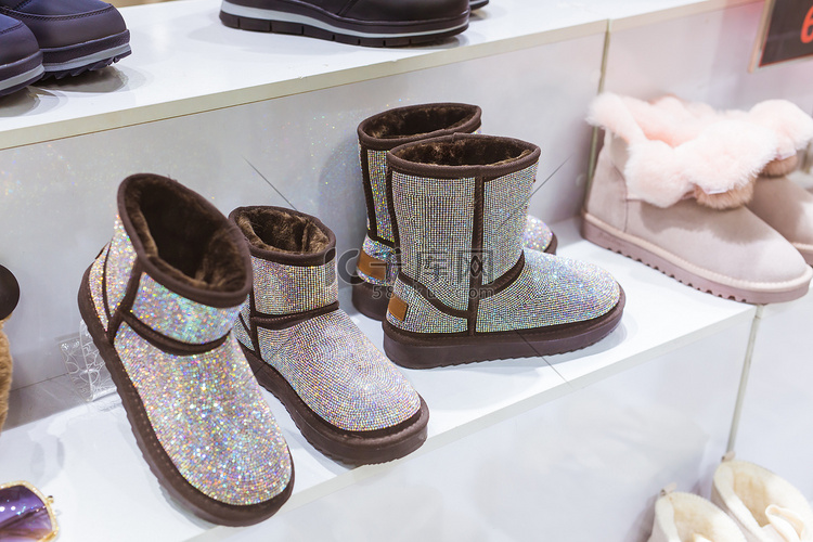 商店橱窗里的银色Ugg女冬保暖鞋。高清摄影大图-千库网