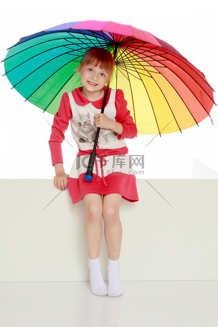 伞下的小女孩。高清摄影大图-千库网