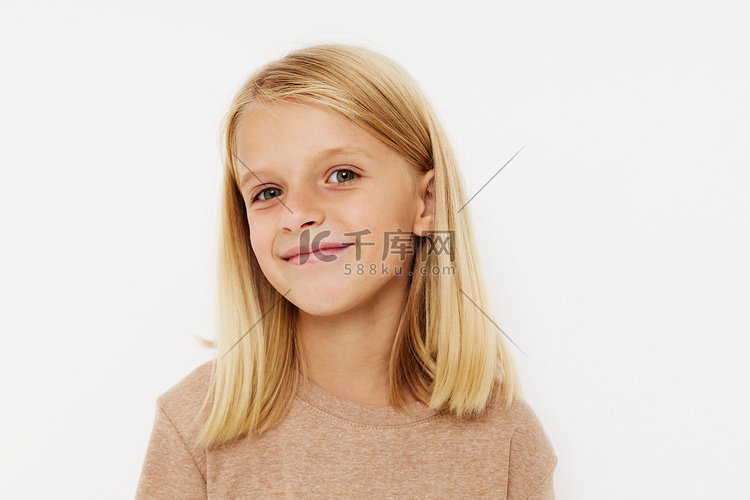 快乐可爱的女孩用他的双手生活方式概念做手势高清摄影大图-千库网