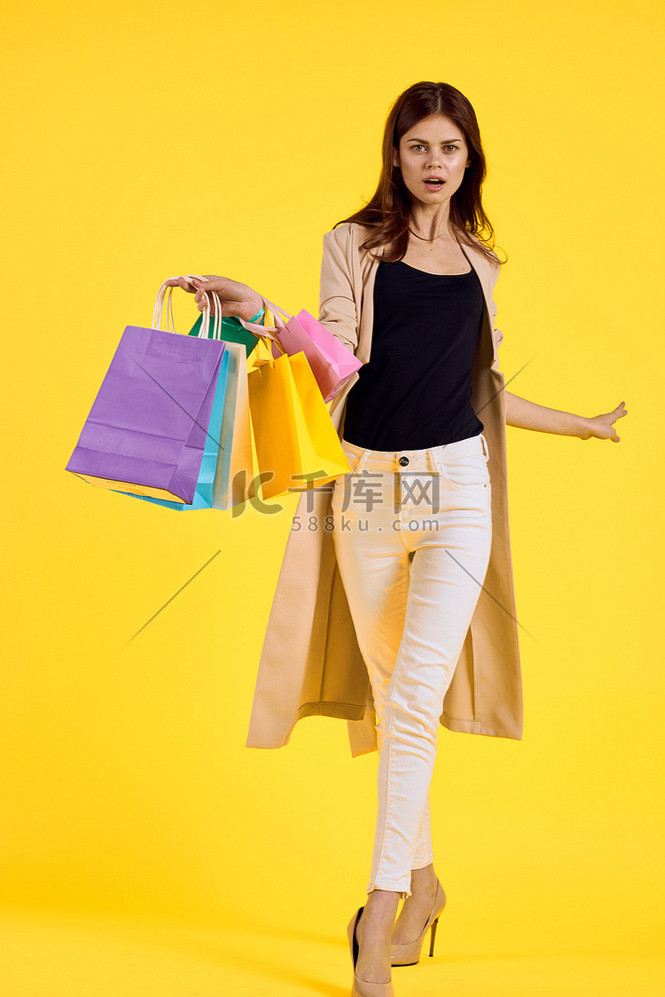 微笑的女人购物娱乐生活方式工作室模型高清摄影大图-千库网