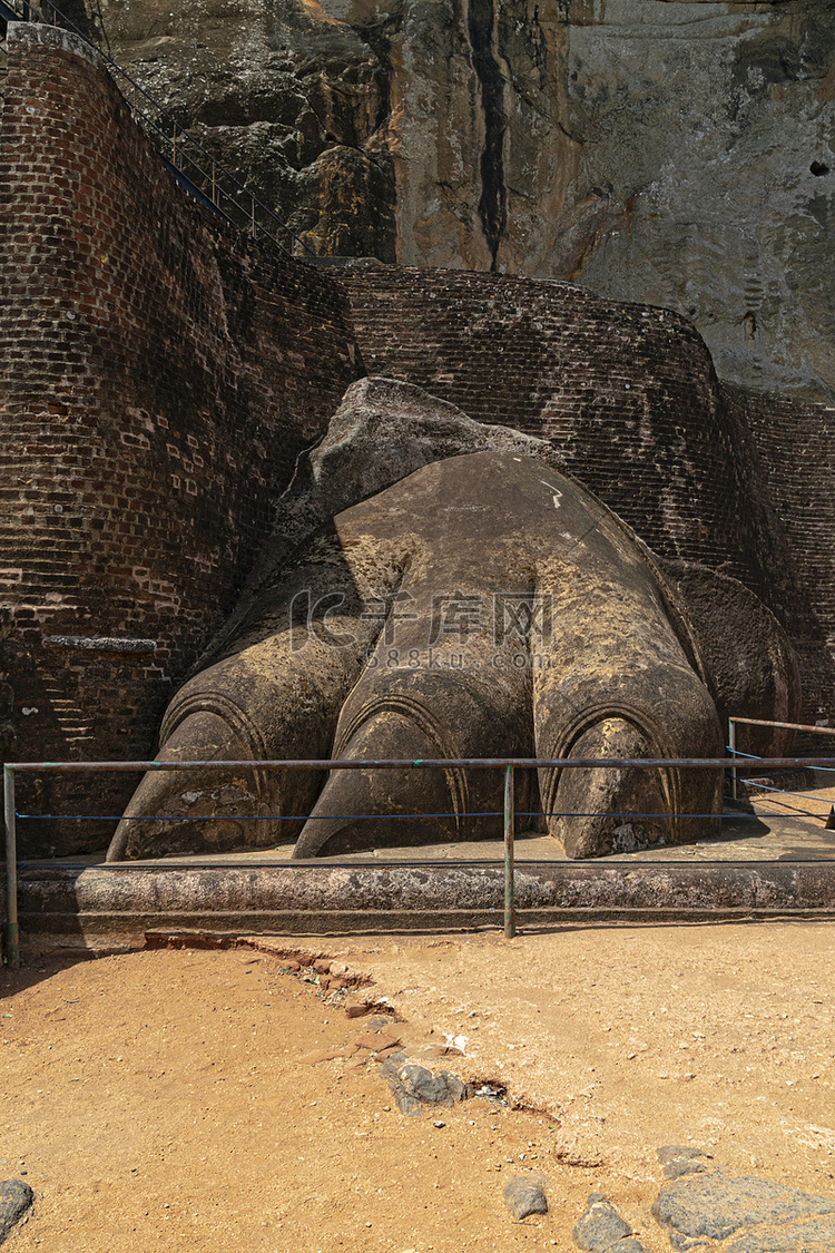 Lion ro 宫殿入口处的古代狮子脚遗址高清摄影大图-千库网