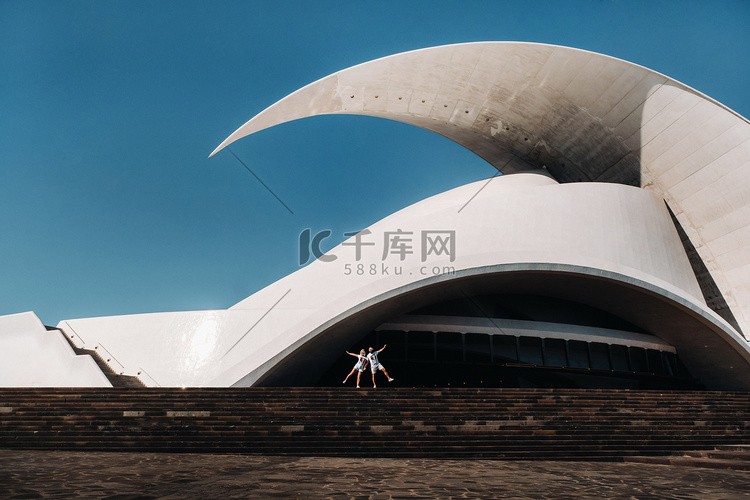 阳光灿烂的日子，拉克鲁斯港，特内里费岛，加那利群岛，男人和女人高清摄影大图-千库网