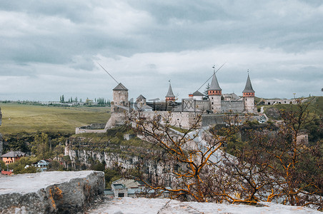 乌克兰 Kamyanets-Podilsk 2018 年 4 月 4 日：Kamyanets-Podilskiy 堡垒高清摄影大图-千库网