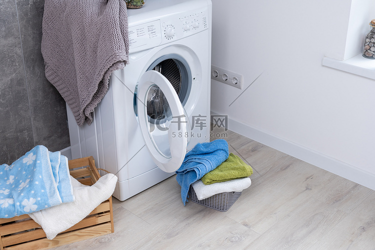 全新白色公寓中的现代豪华洗衣房。高清摄影大图-千库网