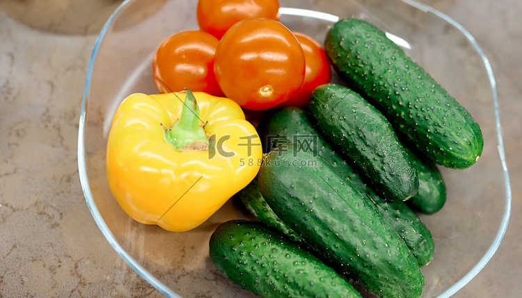 红番茄，绿腹黄瓜，黄胡椒，在一个玻璃花瓶里高清摄影大图-千库网