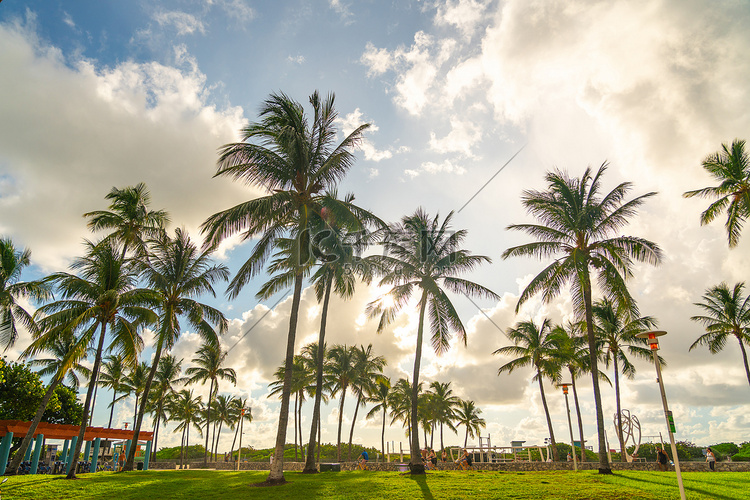 美国迈阿密 — 209 年 9 月 9 日：迈阿密南海滩的早晨。高清摄影大图-千库网