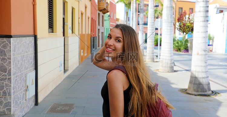 走在特内里费岛拉克鲁斯港的微笑美丽晒黑女人高清摄影大图-千库网