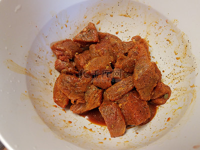 在白色碗或容器中调味的生牛肉高清摄影大图-千库网