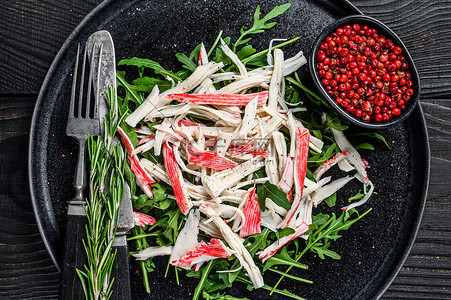 蟹肉放在一盘芝麻菜上。高清摄影大图-千库网