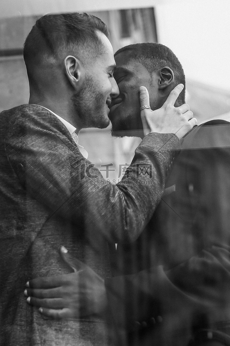 黑白 Bw 肖像在巴黎两个接吻的男人、美国黑人和白种人的玻璃中的反射高清摄影大图 千库网