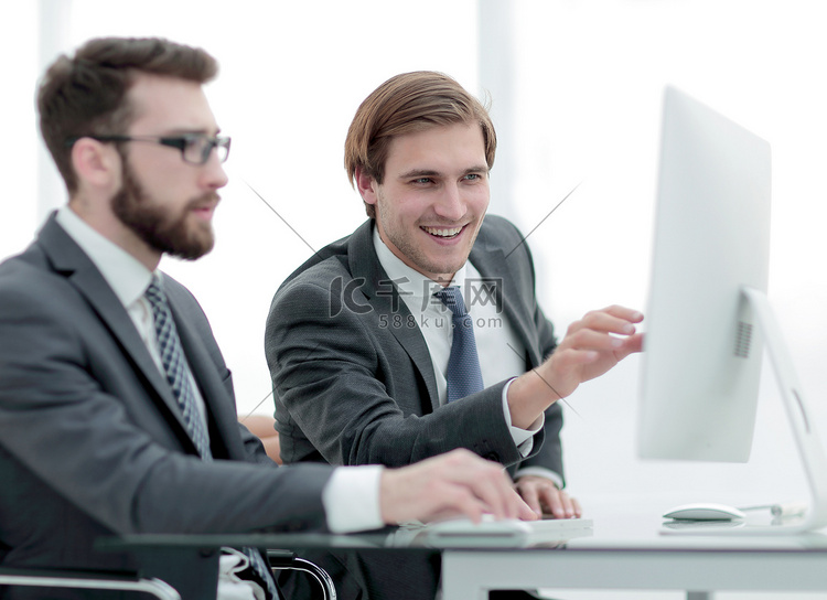 同事们正在讨论新数据，坐在办公桌前高清摄影大图-千库网