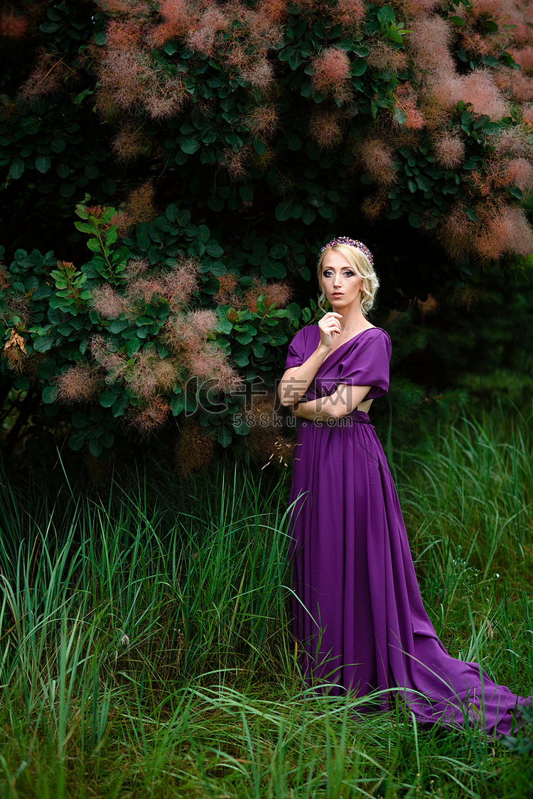 金发女郎，身着淡紫色连衣裙，手捧花束高清摄影大图-千库网