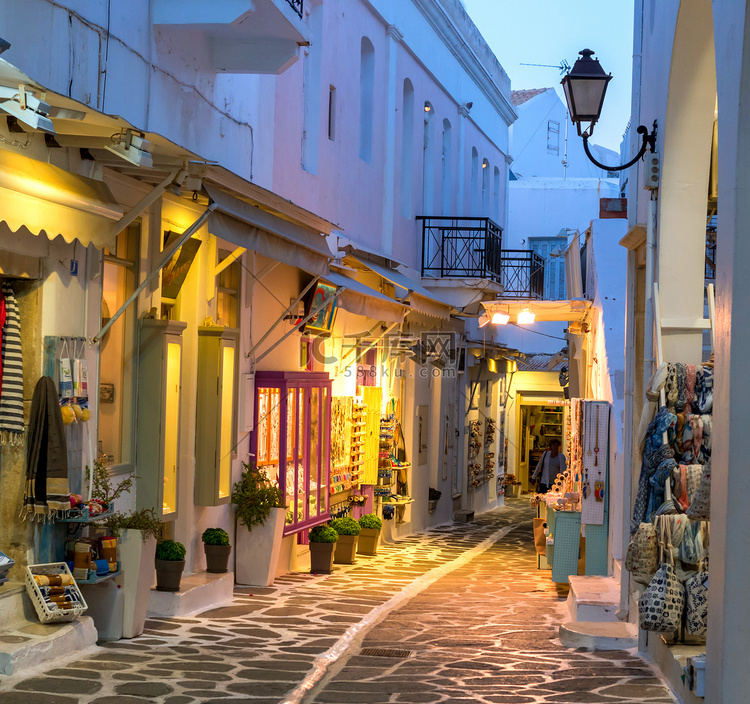 晚上有纪念品商店的旅游狭窄街道高清摄影大图-千库网