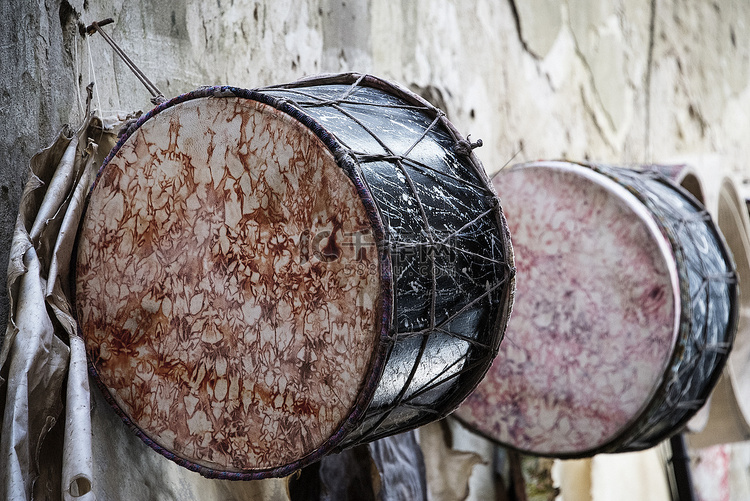 非洲鼓 (tbel) 挂在它所在的车间外面高清摄影大图-千库网