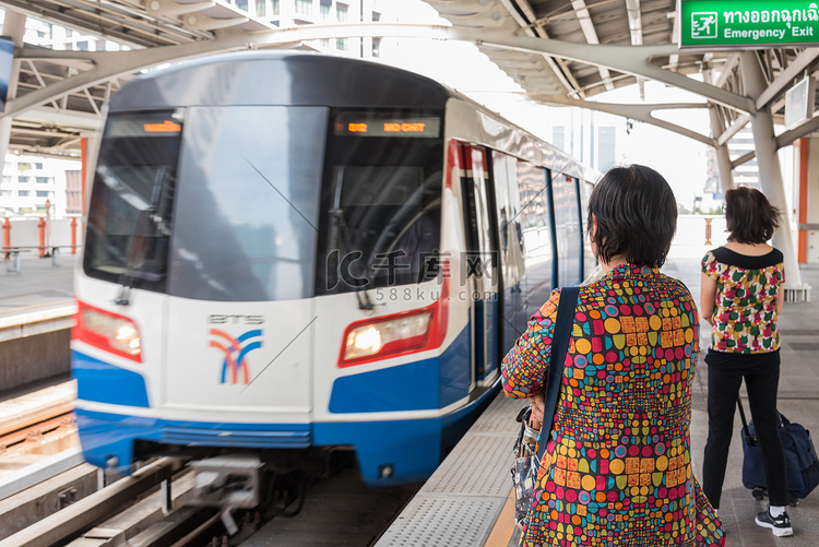 BTS 轻轨列车在曼谷运行高清摄影大图-千库网