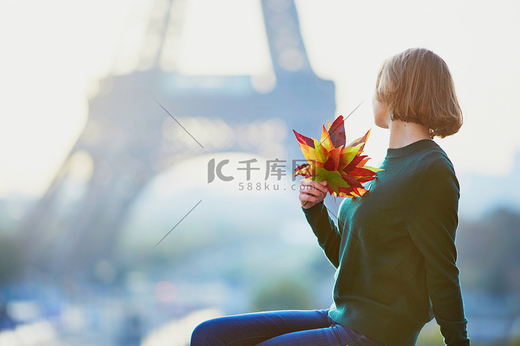 巴黎埃菲尔铁塔附近美丽的年轻法国女人高清摄影大图-千库网