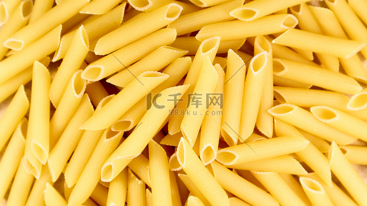 Penne Rigate Raw Pasta 是一种带有斜切面和棱纹表面的短面食。高清摄影大图-千库网