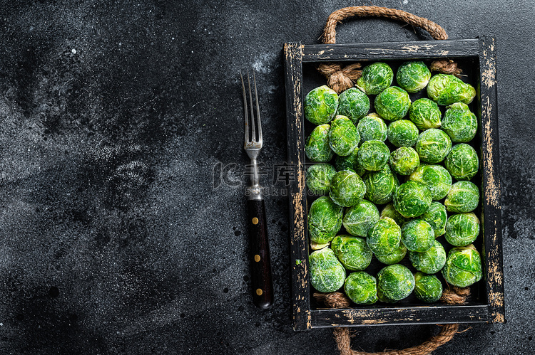 在木盘子的冷冻的年轻抱子甘蓝绿色卷心菜。高清摄影大图-千库网