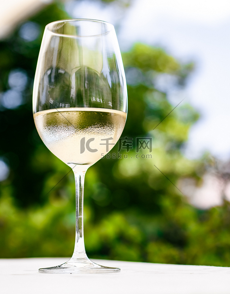 夏季花园露台豪华餐厅白葡萄酒、葡萄园酒庄品酒体验、美食之旅和度假旅行高清摄影大图-千库网