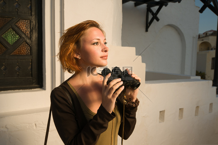 有双筒望远镜的红色妇女高清摄影大图-千库网