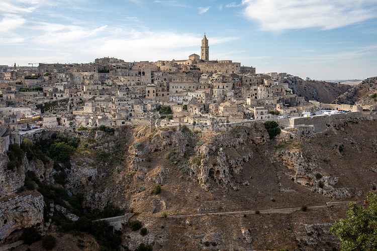 从意大利巴斯利卡塔的 Belvedere di Murgia Timone 欣赏马泰拉市历史街区 Sassi di Matera 的全景高清摄影大图-千库网