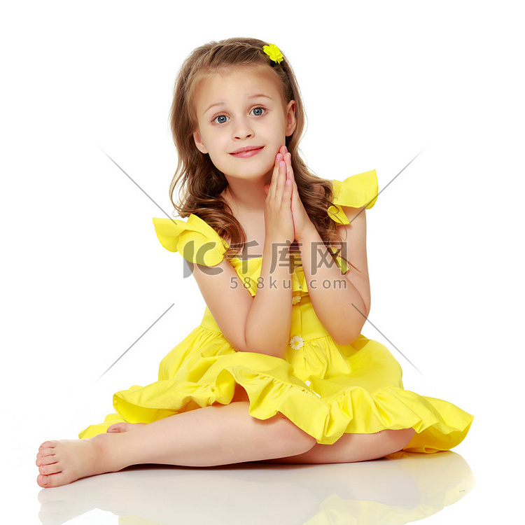 小女孩坐在地板上。高清摄影大图-千库网