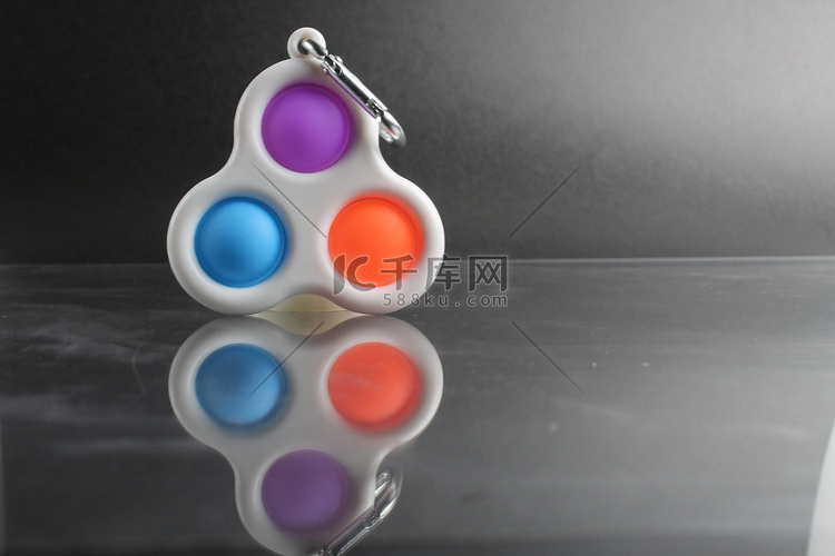 五颜六色的抗应激感官玩具坐立不安推弹出它 simle dimle 在黑色背景上高清摄影大图-千库网