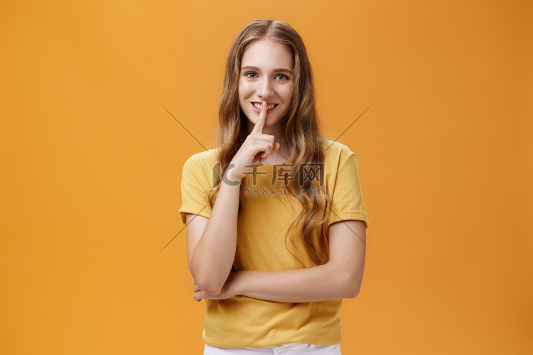 女孩想在我们之间保密。高清摄影大图-千库网