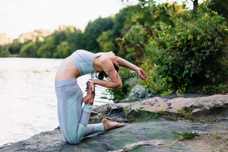 在公园里做瑜伽练习的漂亮女人高清摄影大图-千库网