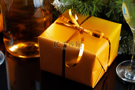 桌上金色包裹的圣诞礼物特写高清摄影大图-千库网