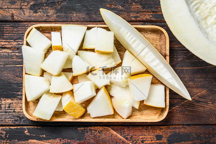 木托盘上的黄瓜片立方体。高清摄影大图-千库网