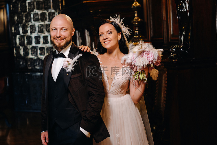 涅斯维日市古堡内优雅的新婚夫妇高清摄影大图-千库网