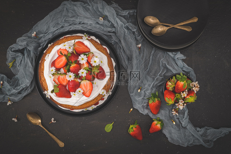 新鲜草莓海绵蛋糕高清摄影大图-千库网