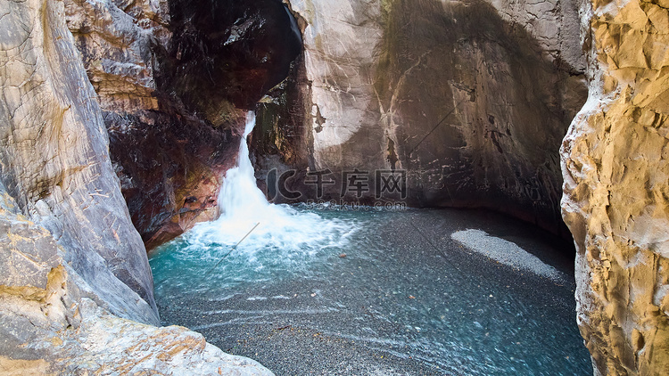 洞穴中的地下瀑布高清摄影大图-千库网