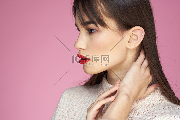 美丽的褐发红唇白色衬衫特写迷人的粉红色背景高清摄影大图-千库网