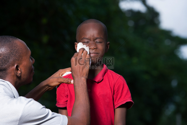 一位父亲和他的孩子的特写镜头。高清摄影大图-千库网