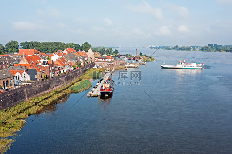从荷兰 Merwede 河的港口和城市 Woudrichem 起飞高清摄影大图-千库网