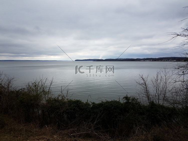 湖泊或池塘水和植被以及植物和山丘高清摄影大图-千库网