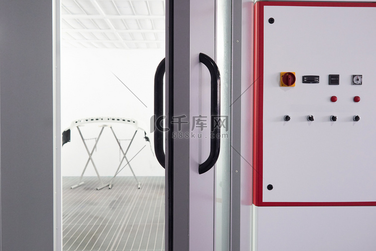 维修汽车服务中的喷漆亭，用于喷漆汽车零件或汽车高清摄影大图-千库网