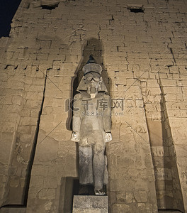 古埃及雕像和寺庙墙上的雕刻高清摄影大图-千库网