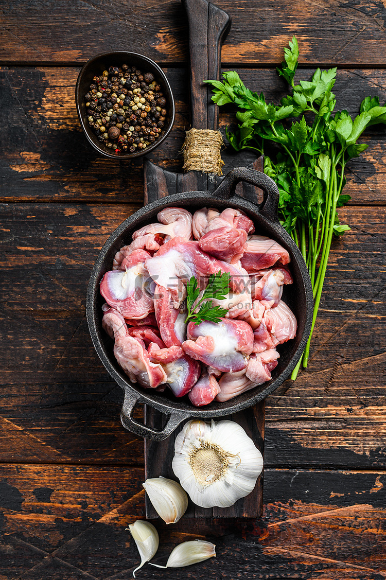 生的未煮过的鸟鸡内脏胗，在平底锅的胃。高清摄影大图-千库网