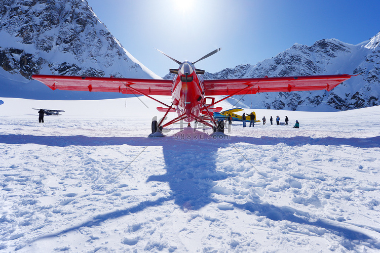 冰川上的红色飞机高清摄影大图-千库网