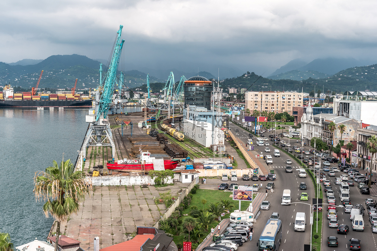 格鲁吉亚巴统海港的工业起重机高清摄影大图-千库网