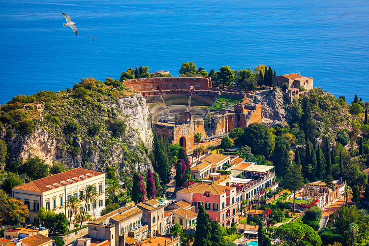 意大利西西里岛陶尔米纳的古希腊剧院遗址。高清摄影大图-千库网