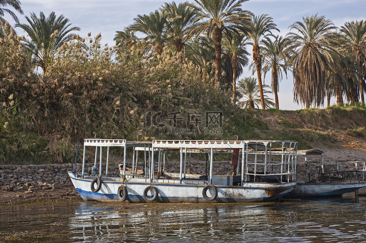 尼罗河上的传统 feluca 帆船高清摄影大图-千库网