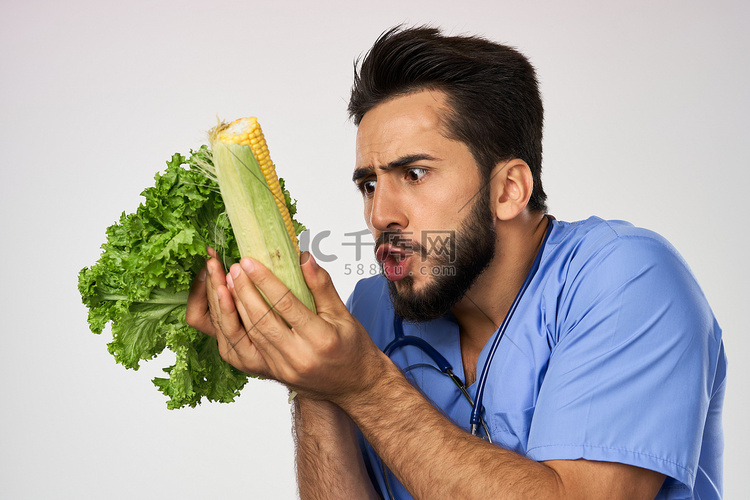 开朗的营养师医生用手听诊器治疗蔬菜高清摄影大图-千库网