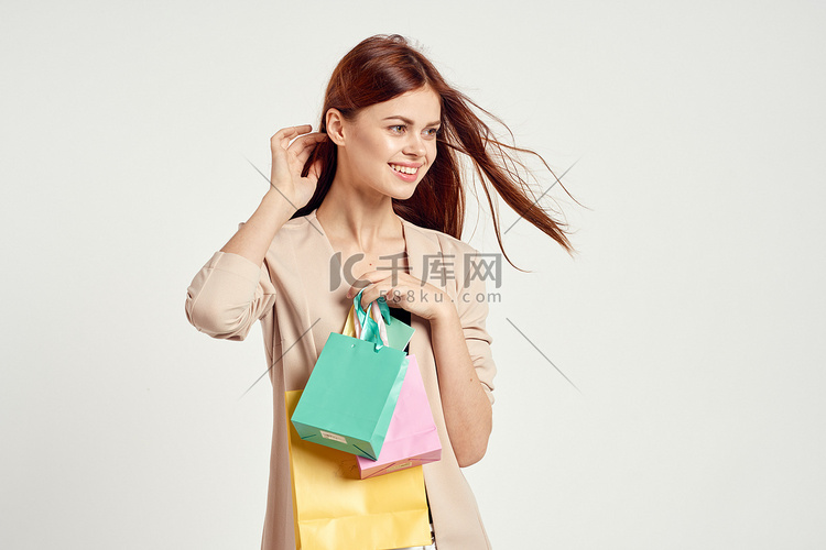 漂亮女人五彩缤纷包装情绪购物浅色背景高清摄影大图-千库网