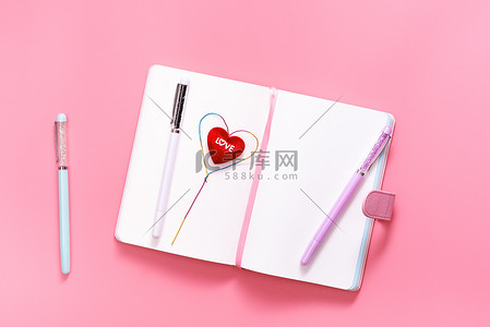 情人节概念，每天爱与粉红色 backg 上的心形高清摄影大图-千库网